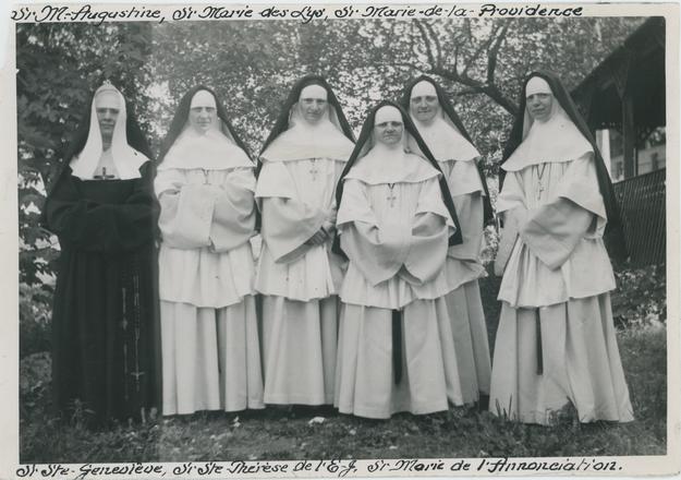 Groupe de religieuses posant à l'extérieur - Le monastère des ...